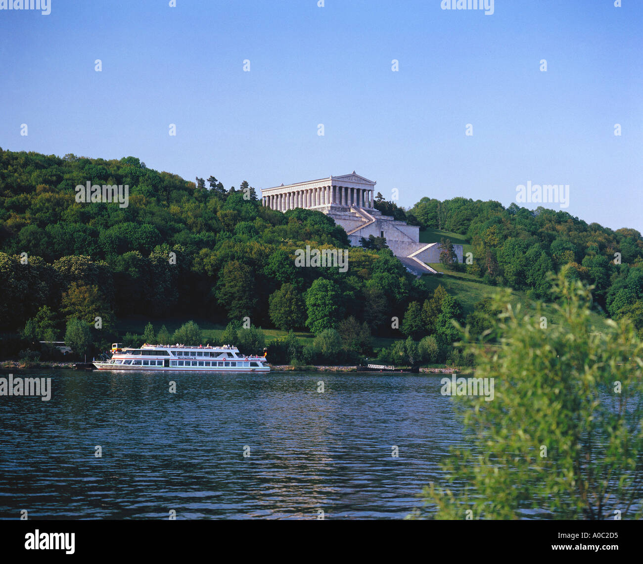 die WALHALLA bei REGENSBURG flussabwärts in Donaustauf Fluss Donau Hall ...