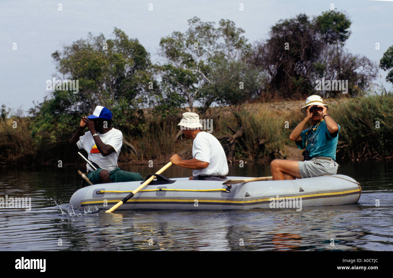 Mbati, Sambia. Touristen in einem schmuddeligen Schlauchboot Avon am ...