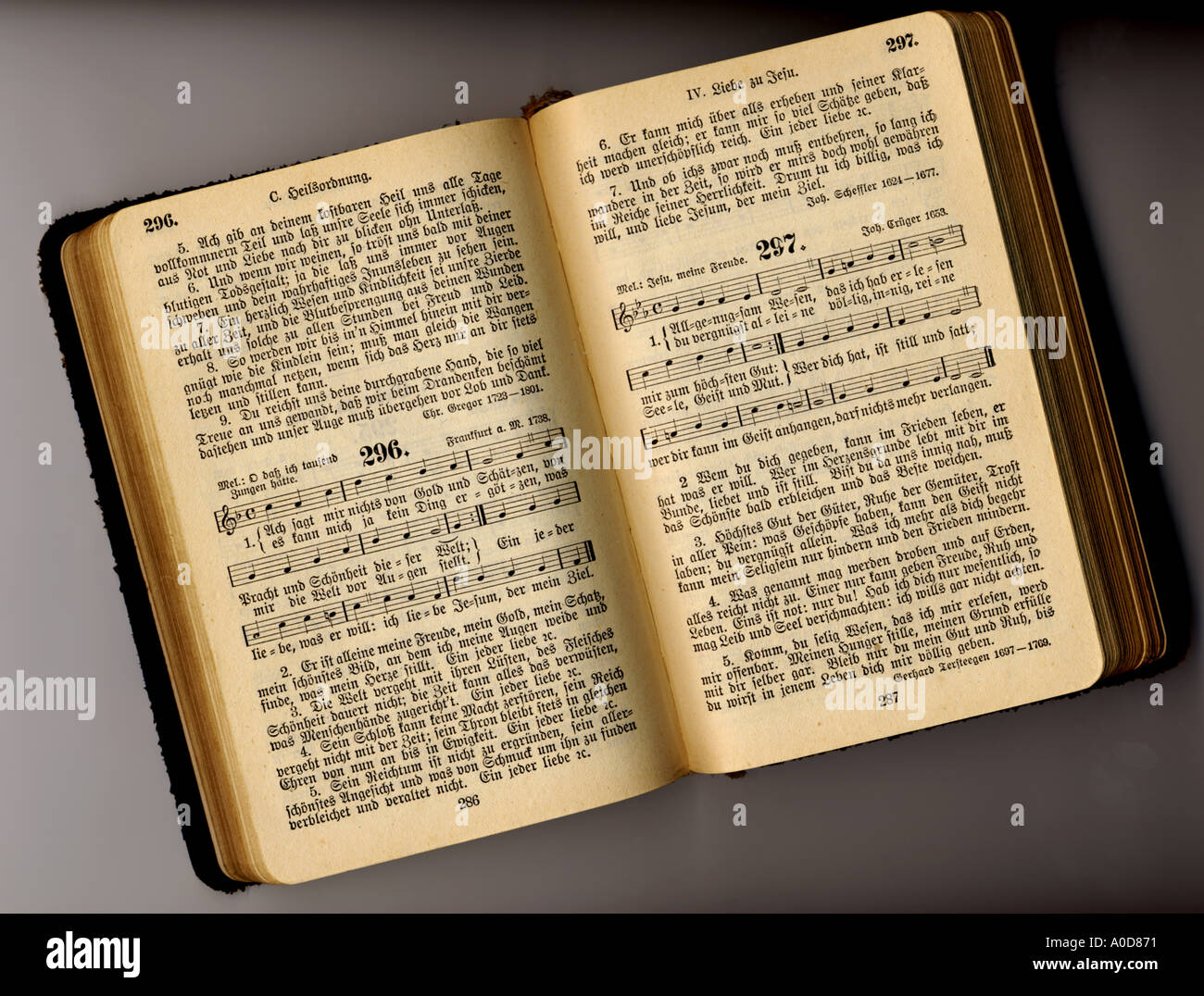 altes Buch öffnen Seite Skript lesen Stockfotografie - Alamy