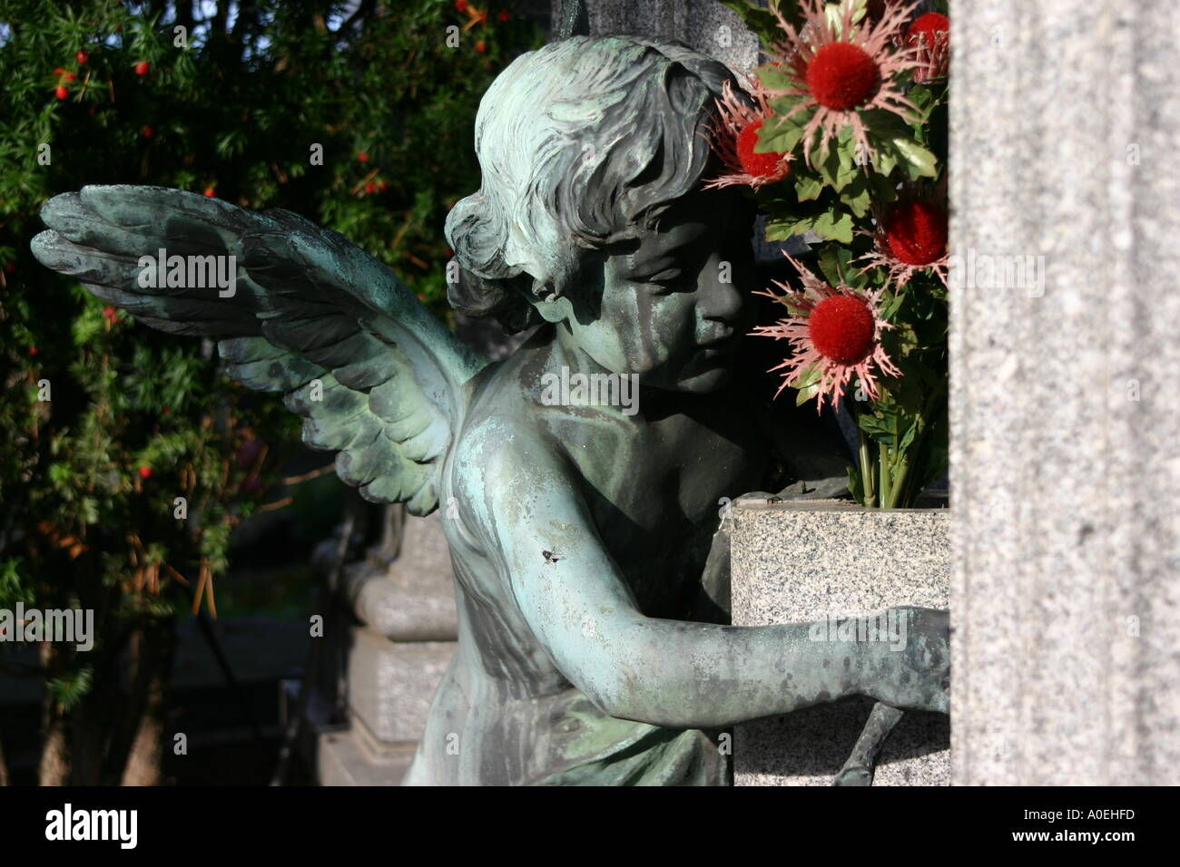 Kleine engel auf dem friedhof -Fotos und -Bildmaterial in hoher ...