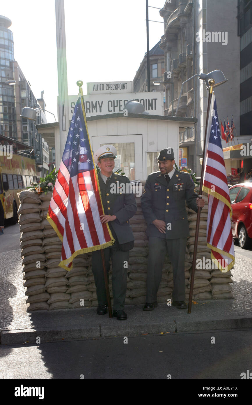 Border guards checkpoint charlie -Fotos und -Bildmaterial in hoher ...