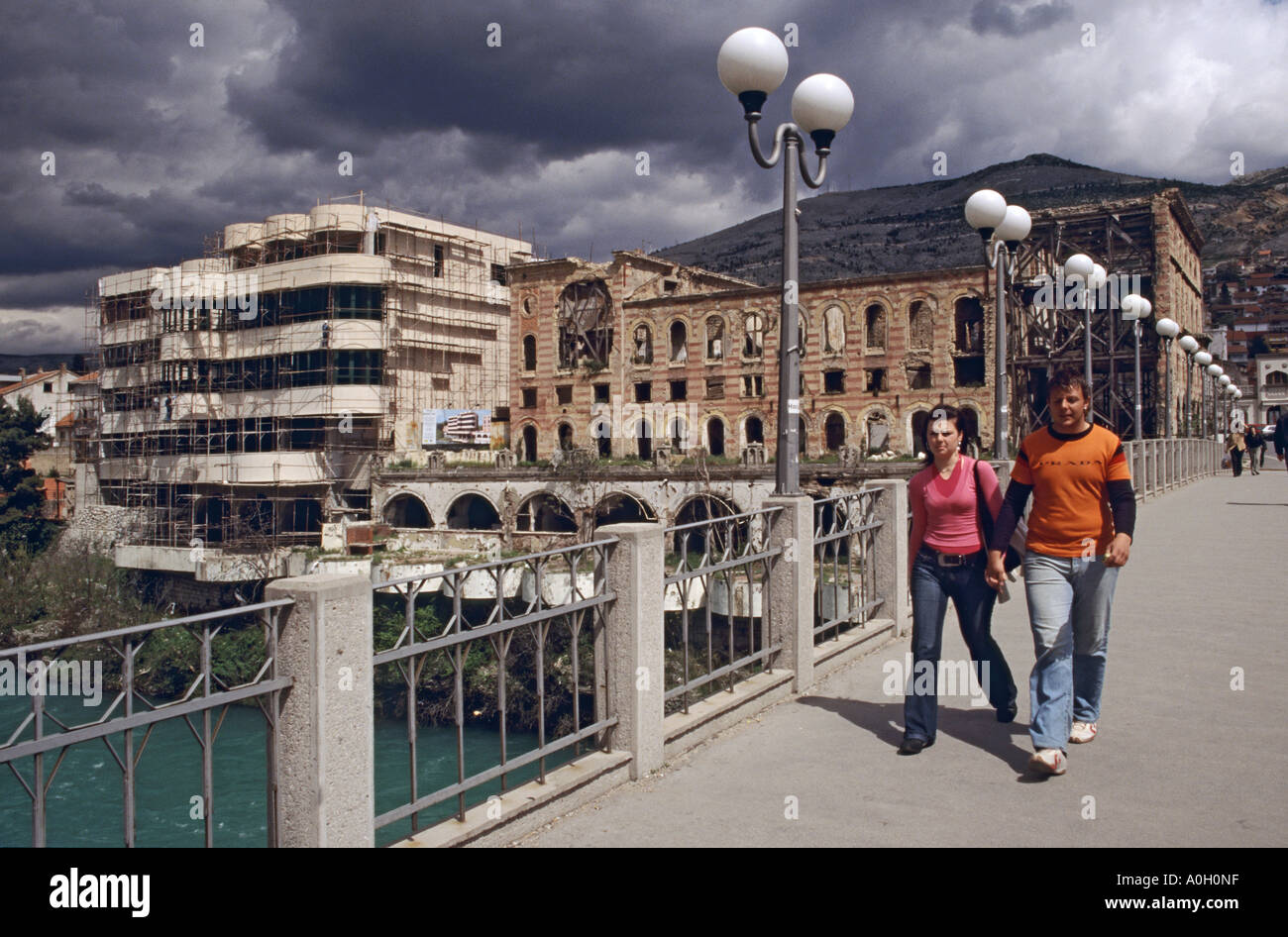 Musala-Brücke, Ruinen von Hotel Neretva zerstört 1992-95 Krieg in ...