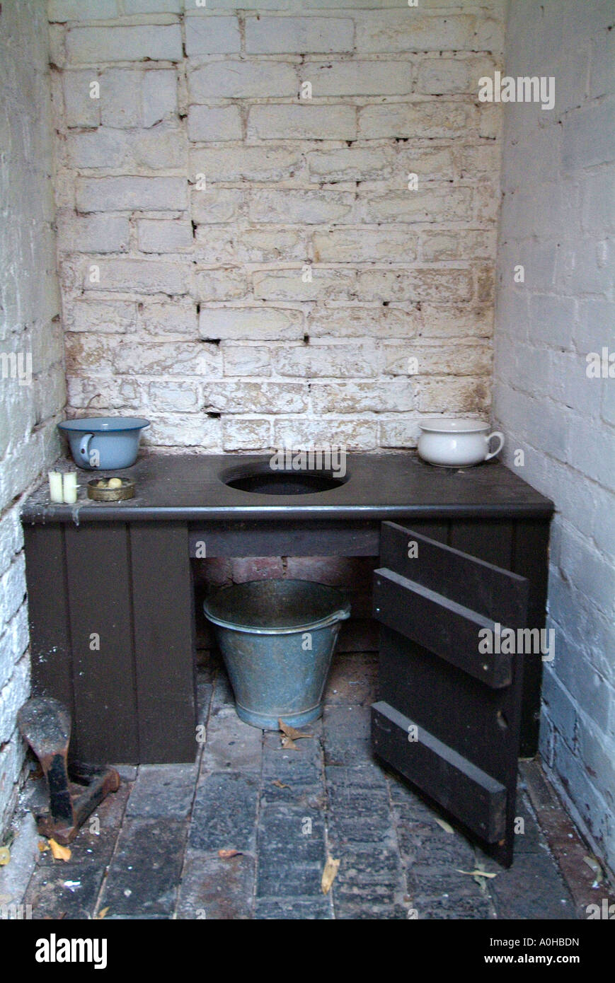 Old fashioned toilet -Fotos und -Bildmaterial in hoher Auflösung ...