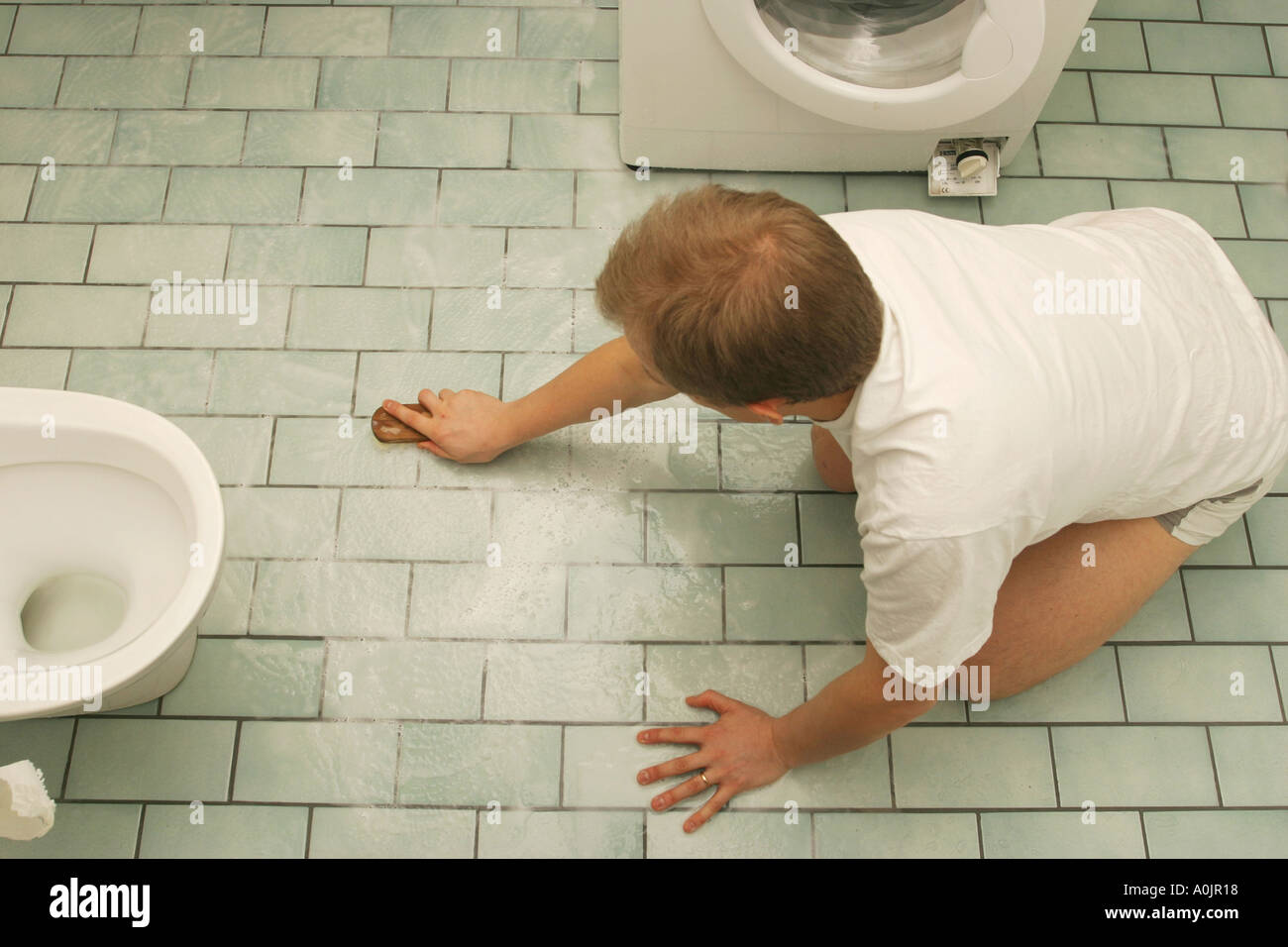 Mann schrubbt -Fotos und -Bildmaterial in hoher Auflösung – Alamy