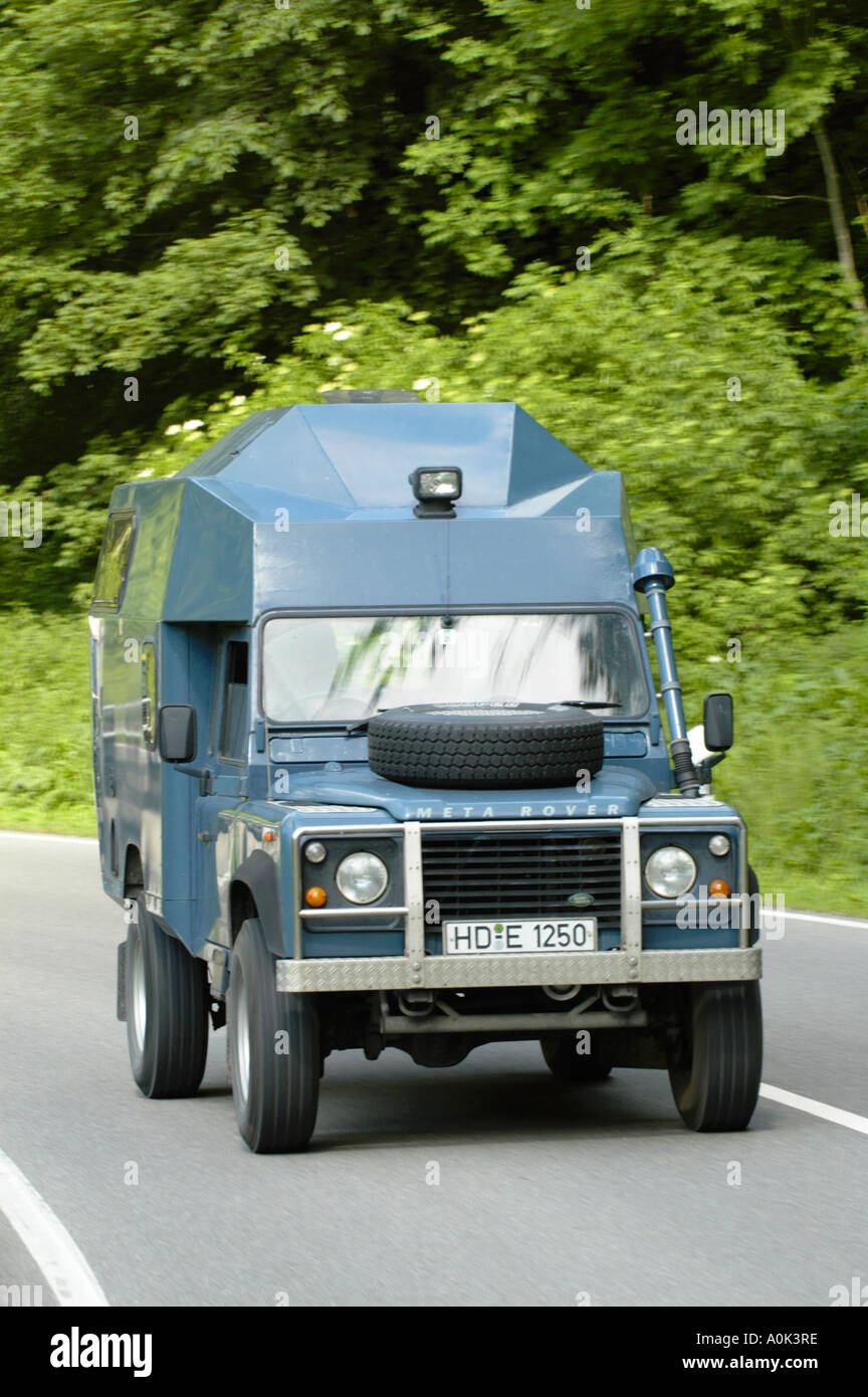 Custom built land rover defender -Fotos und -Bildmaterial in hoher ...