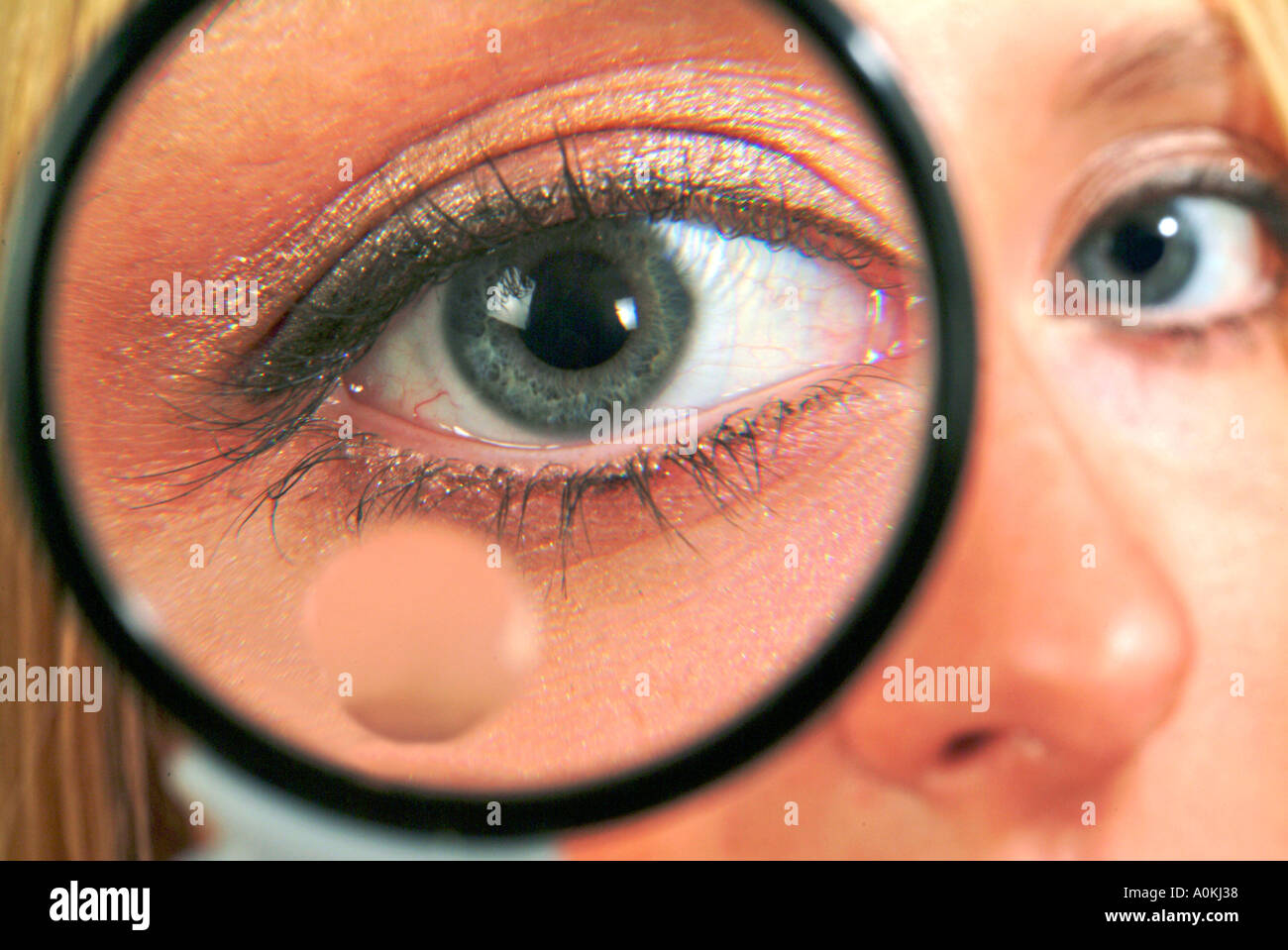 Auge, Blick durch die Lupe Stockfotografie - Alamy