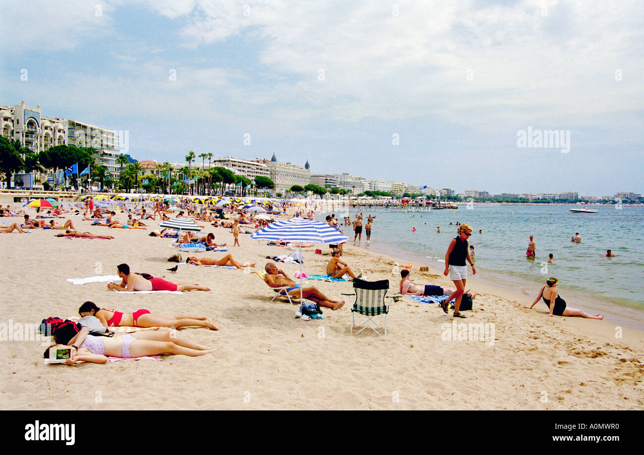 People sunbathing on cannes beach -Fotos und -Bildmaterial in hoher ...