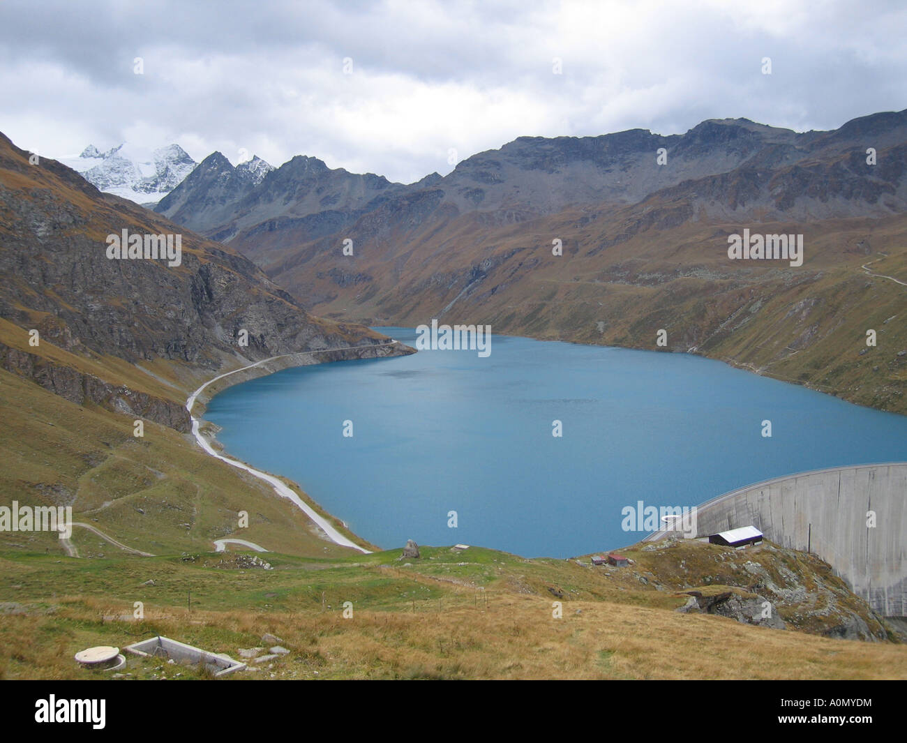 LAC DE MOIRY See und Staumauer in Grimentz, Schweiz, im Jahr 1958. Foto ...