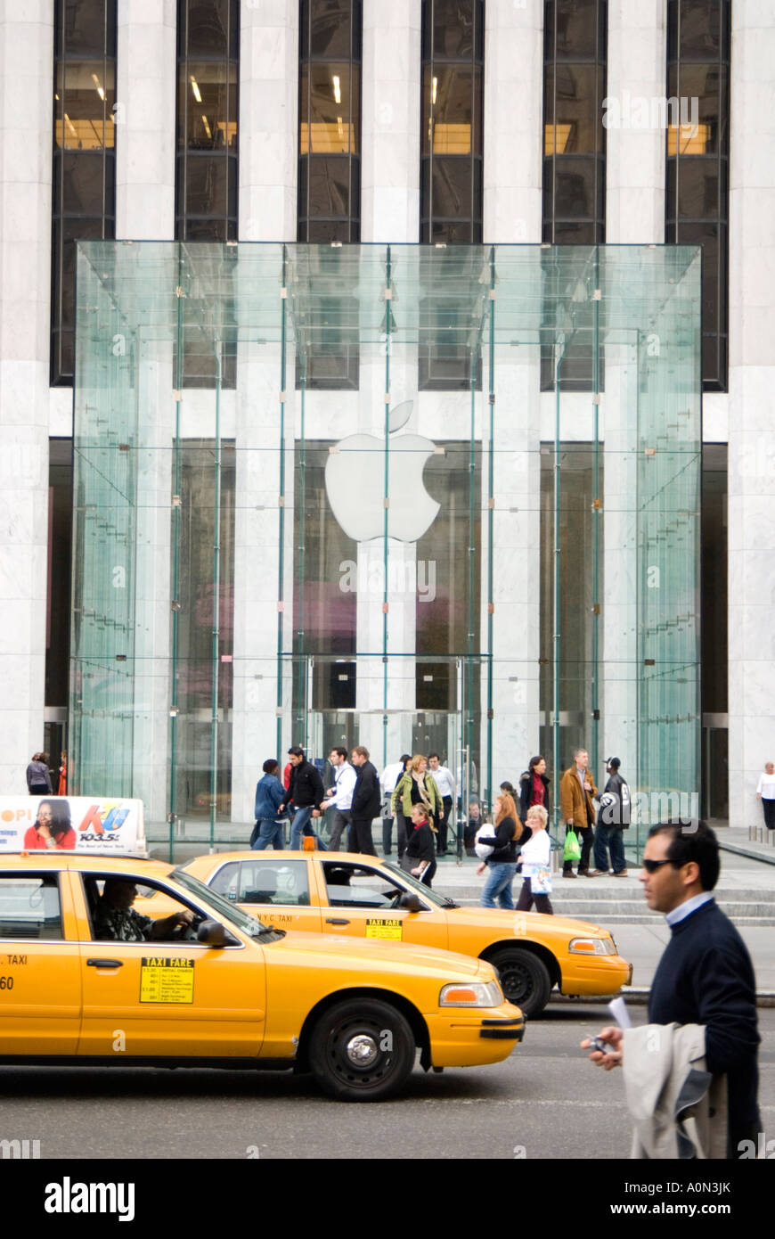 Apple store exterior fifth avenue -Fotos und -Bildmaterial in hoher ...