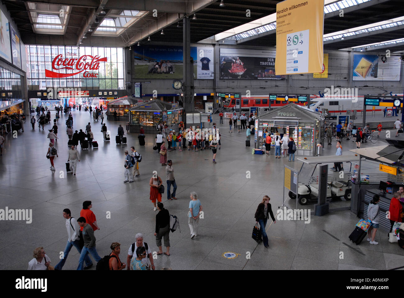 München Bahnhof mit einem Riesen Coca Cola Werbung in der Haupthalle ...