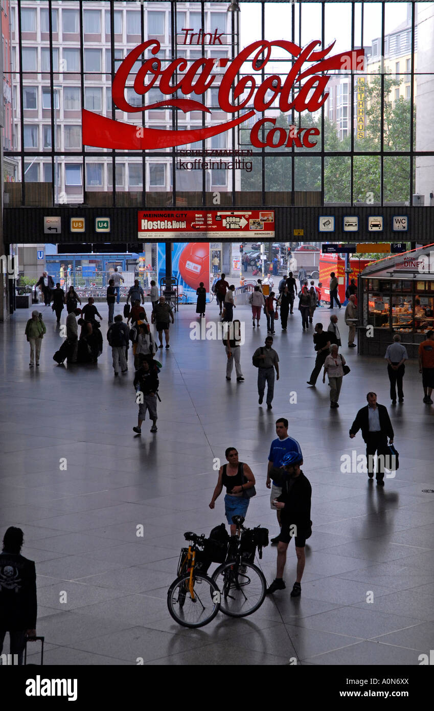 München Bahnhof mit einem Riesen Coca Cola Werbung in der Haupthalle ...