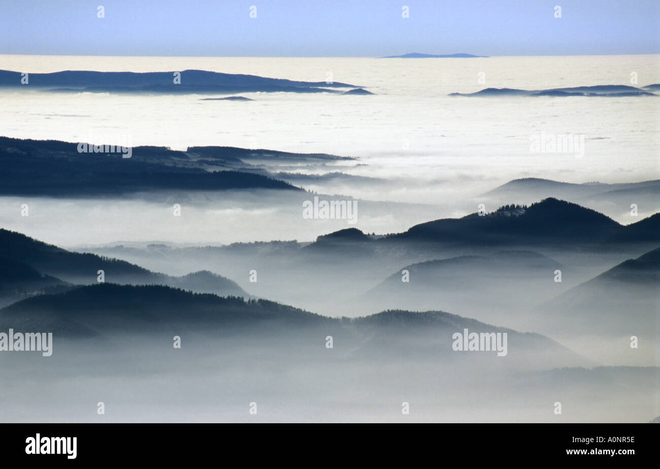 Matra-Berge am Horizont, gesehen vom niedrigen Tatra-Gebirge in der ...
