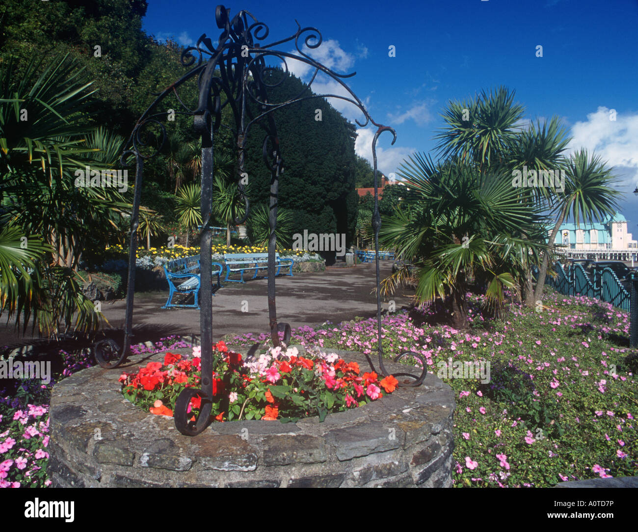 Penarth pier bench seat -Fotos und -Bildmaterial in hoher Auflösung – Alamy