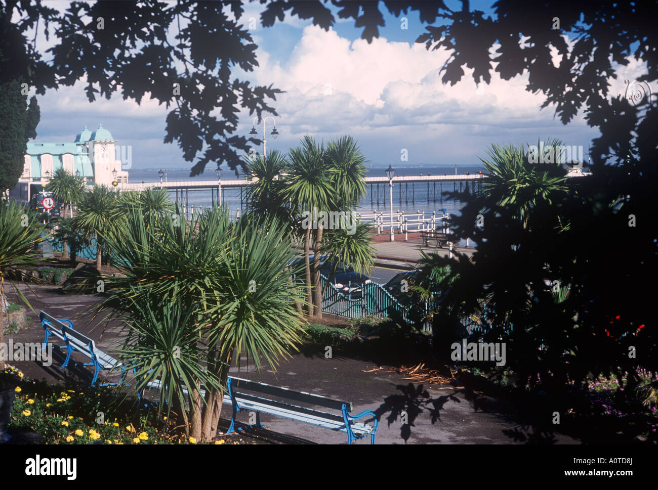 Penarth pier bench seat -Fotos und -Bildmaterial in hoher Auflösung – Alamy