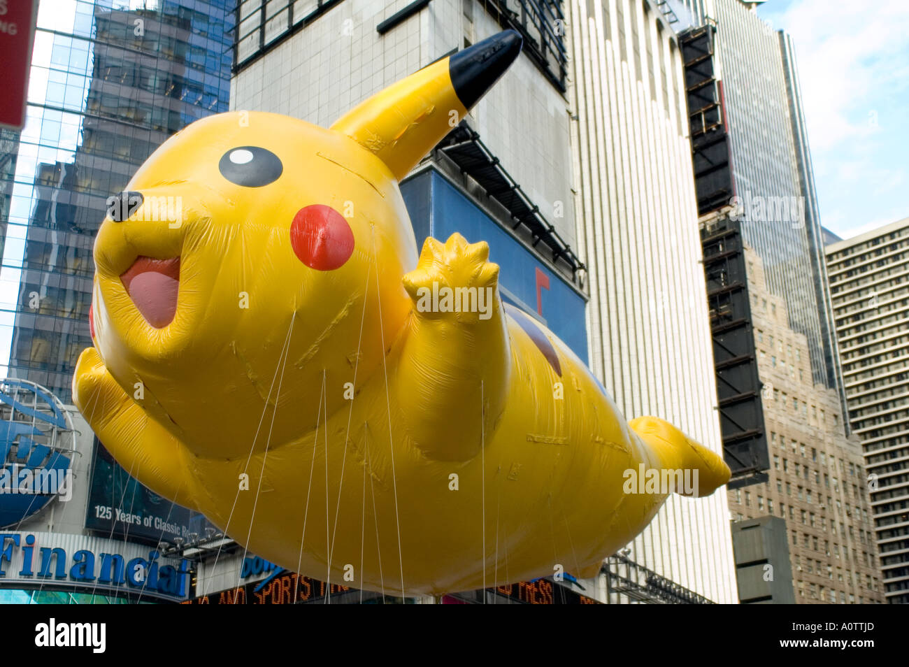 Pikachu pokemon balloon macys -Fotos und -Bildmaterial in hoher ...