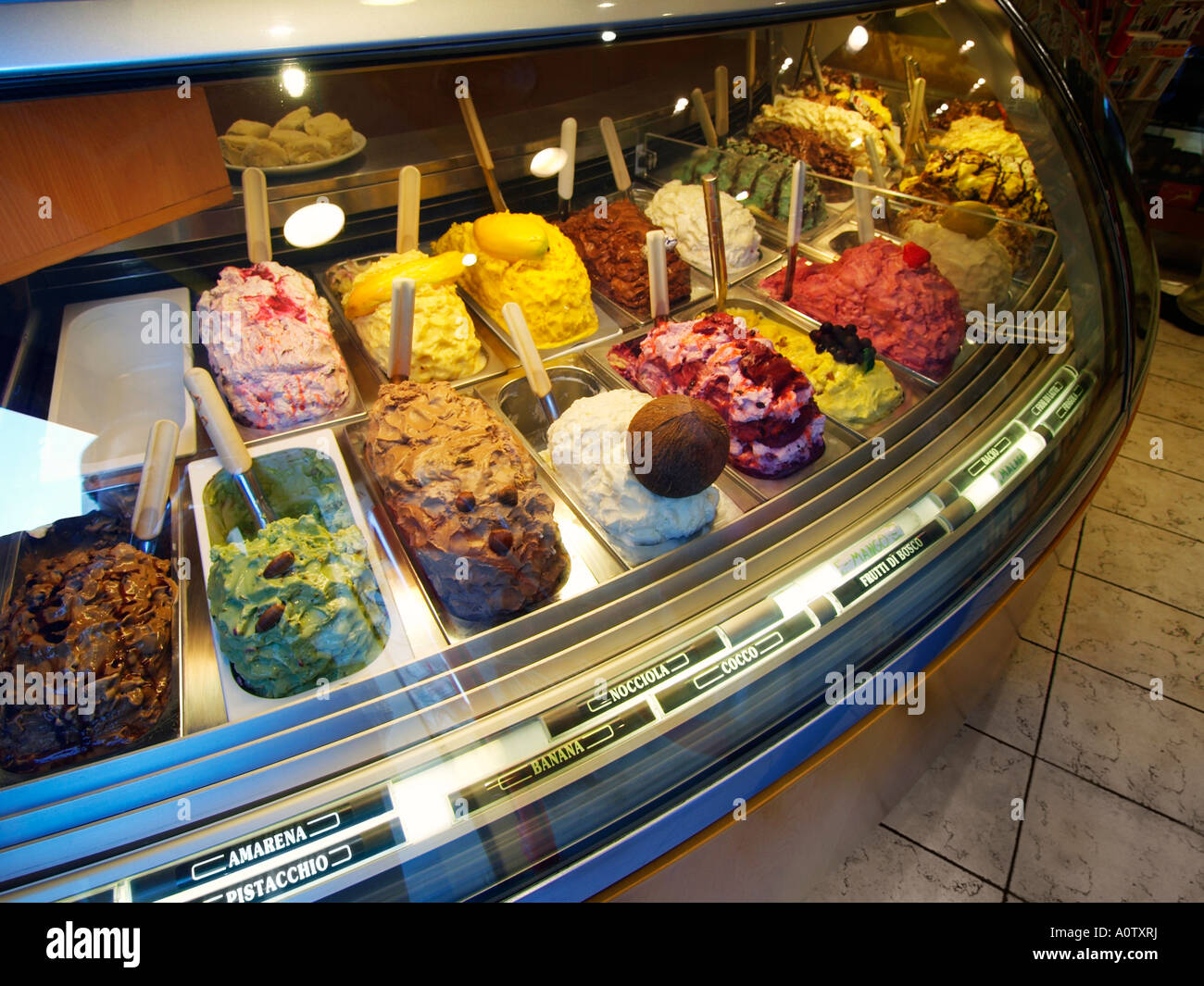 Traditionelle italienische hausgemachte Eis in vielen ...