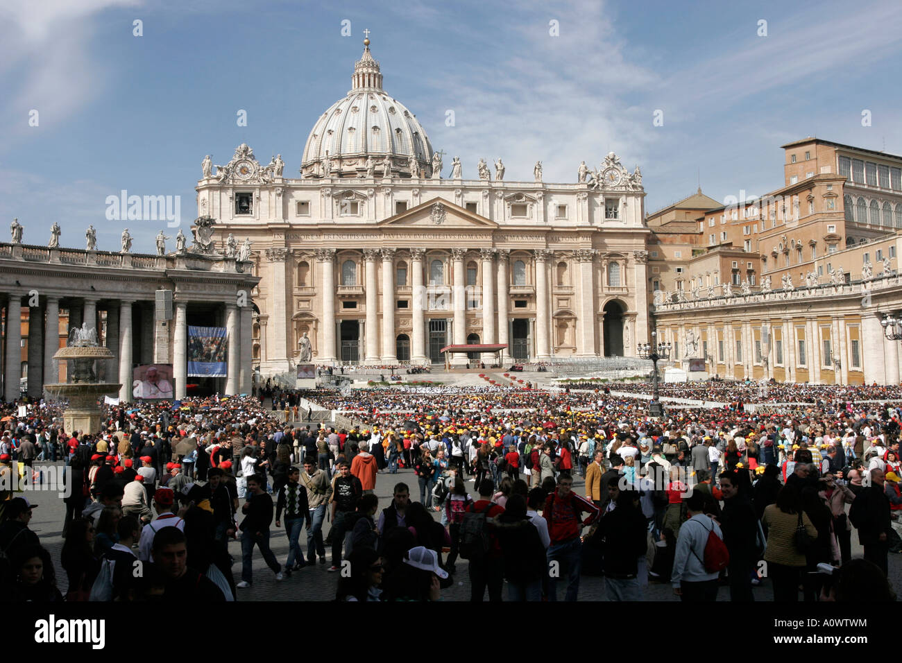 Italien Roma Rom St Peters Platz riesige Menschenmengen versammeln, um ...