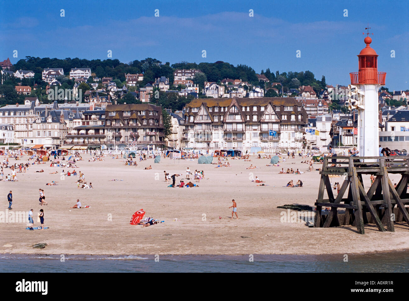 Strand und Leuchtturm von Trouville Basse Normandie Normandie ...