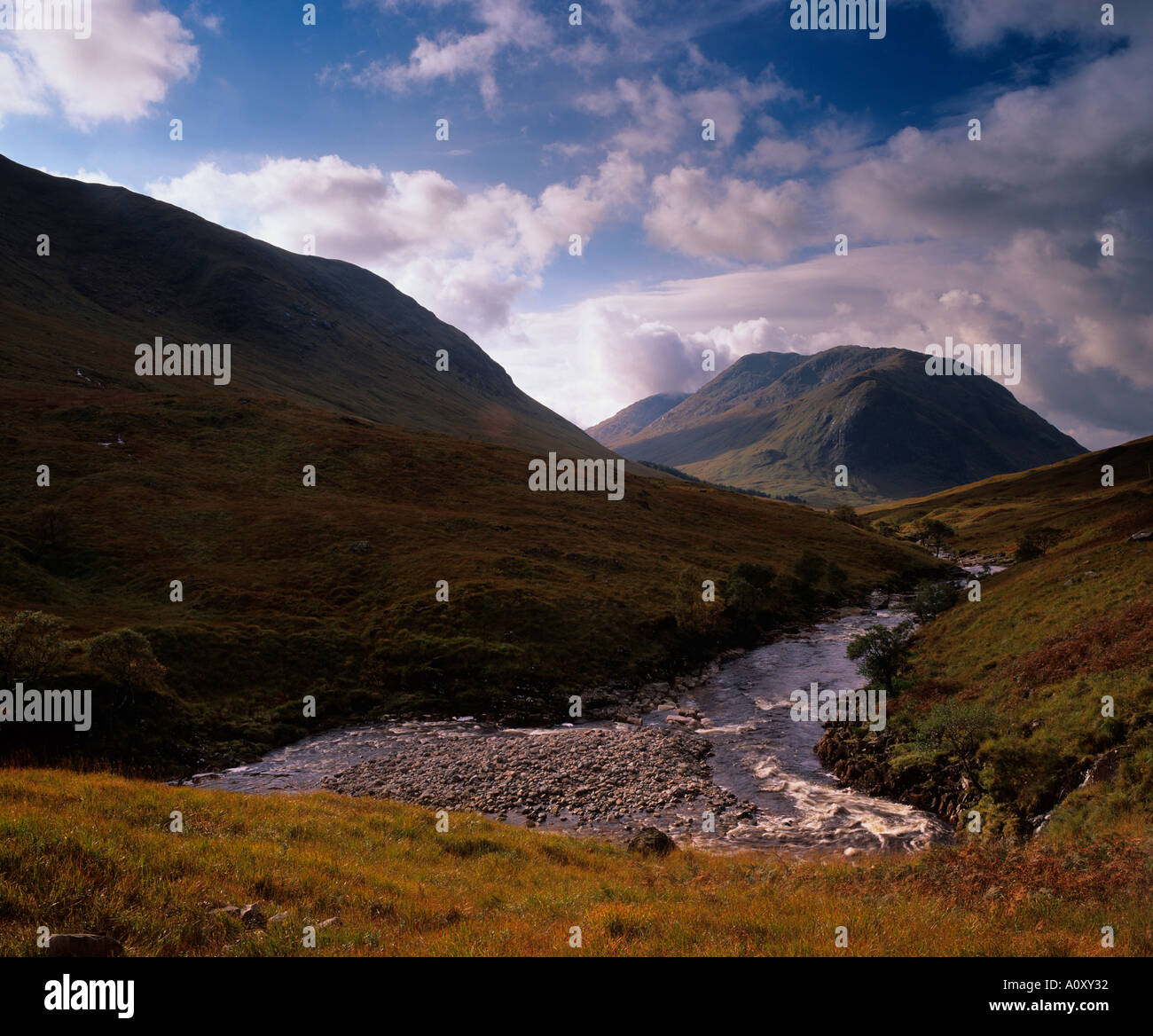 Tal glen etive mit fluss etive -Fotos und -Bildmaterial in hoher ...