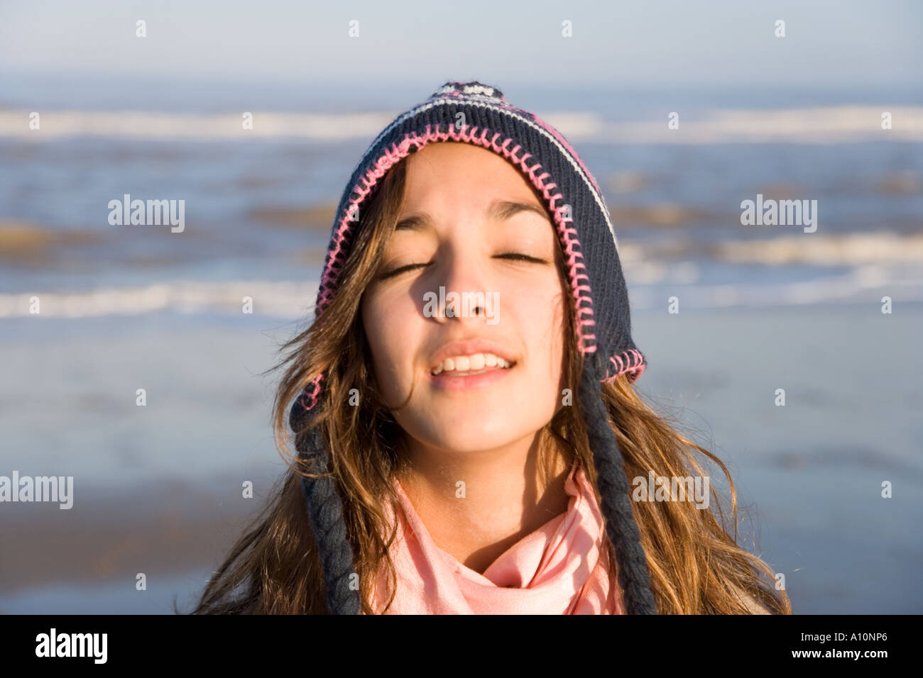 Teen girl beach profile portrait -Fotos und -Bildmaterial in hoher ...