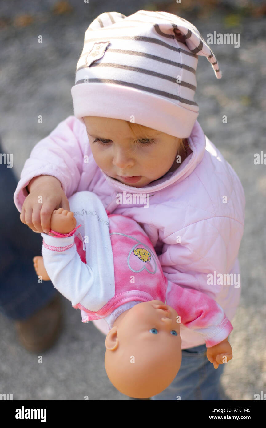 Mädchen spielt mit puppen -Fotos und -Bildmaterial in hoher Auflösung ...