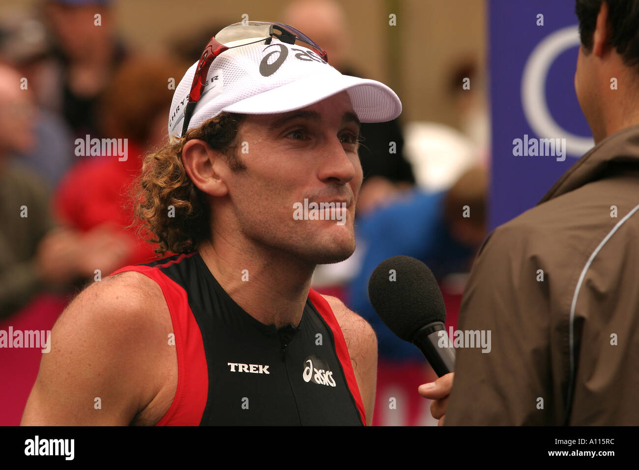Tim Don wird von Craig Doyle (BBC) im 3. - Salford Triathlon ITU World ...
