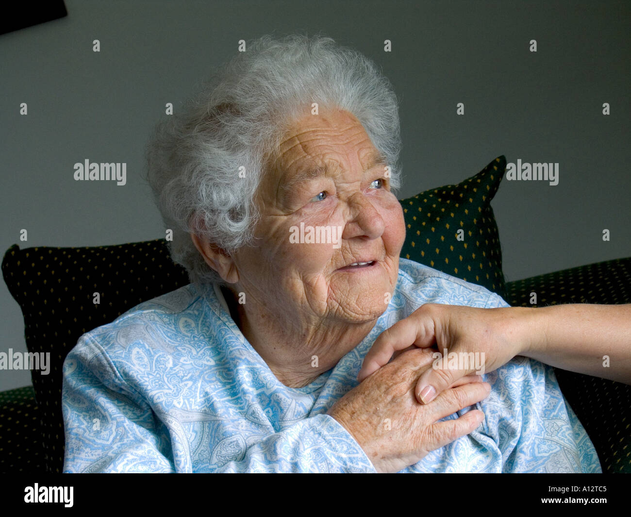 Nahaufnahme alte frau dame weibliche reife rentner senior -Fotos und ...