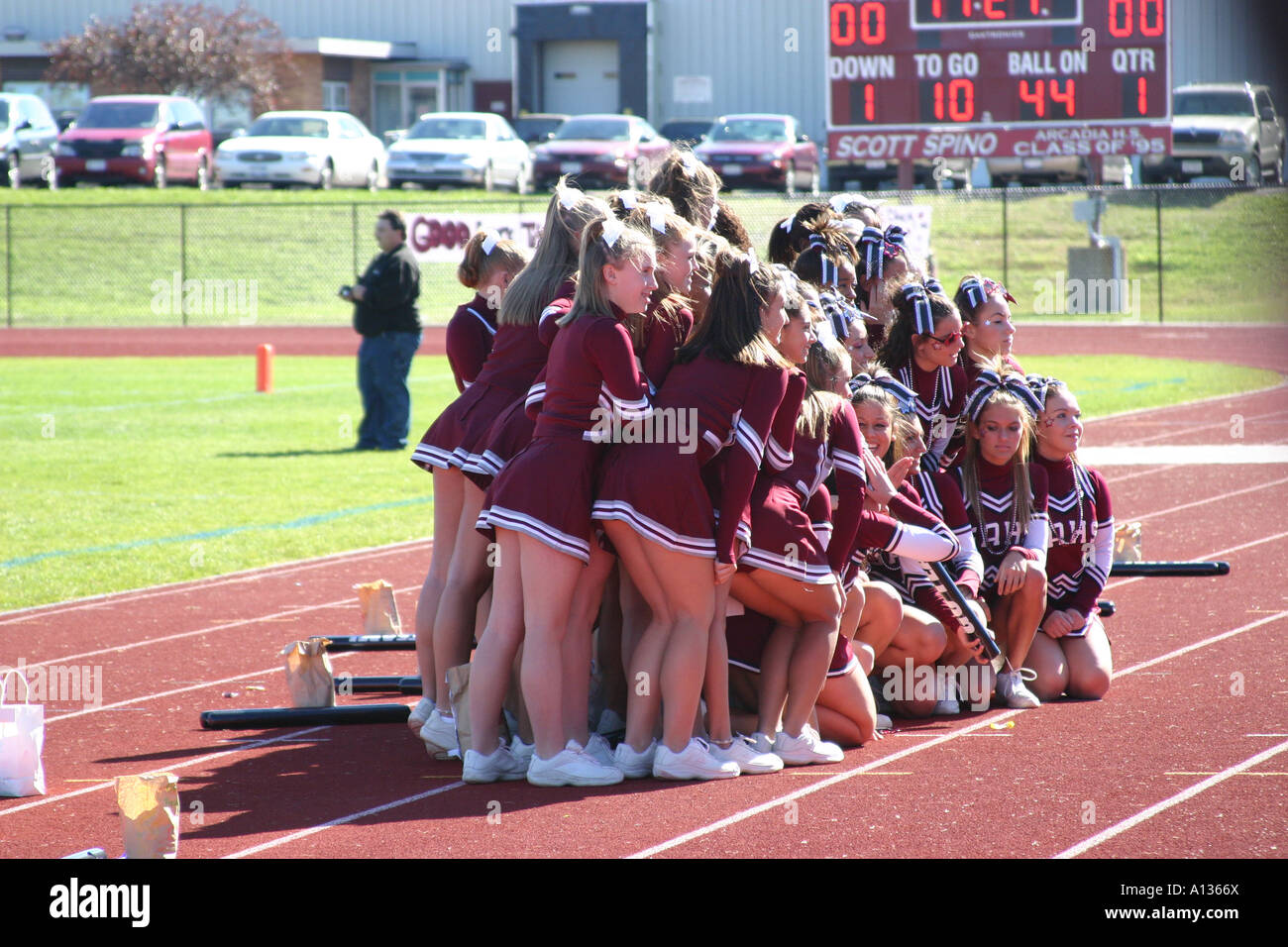 High school cheerleaders cheer team -Fotos und -Bildmaterial in hoher ...