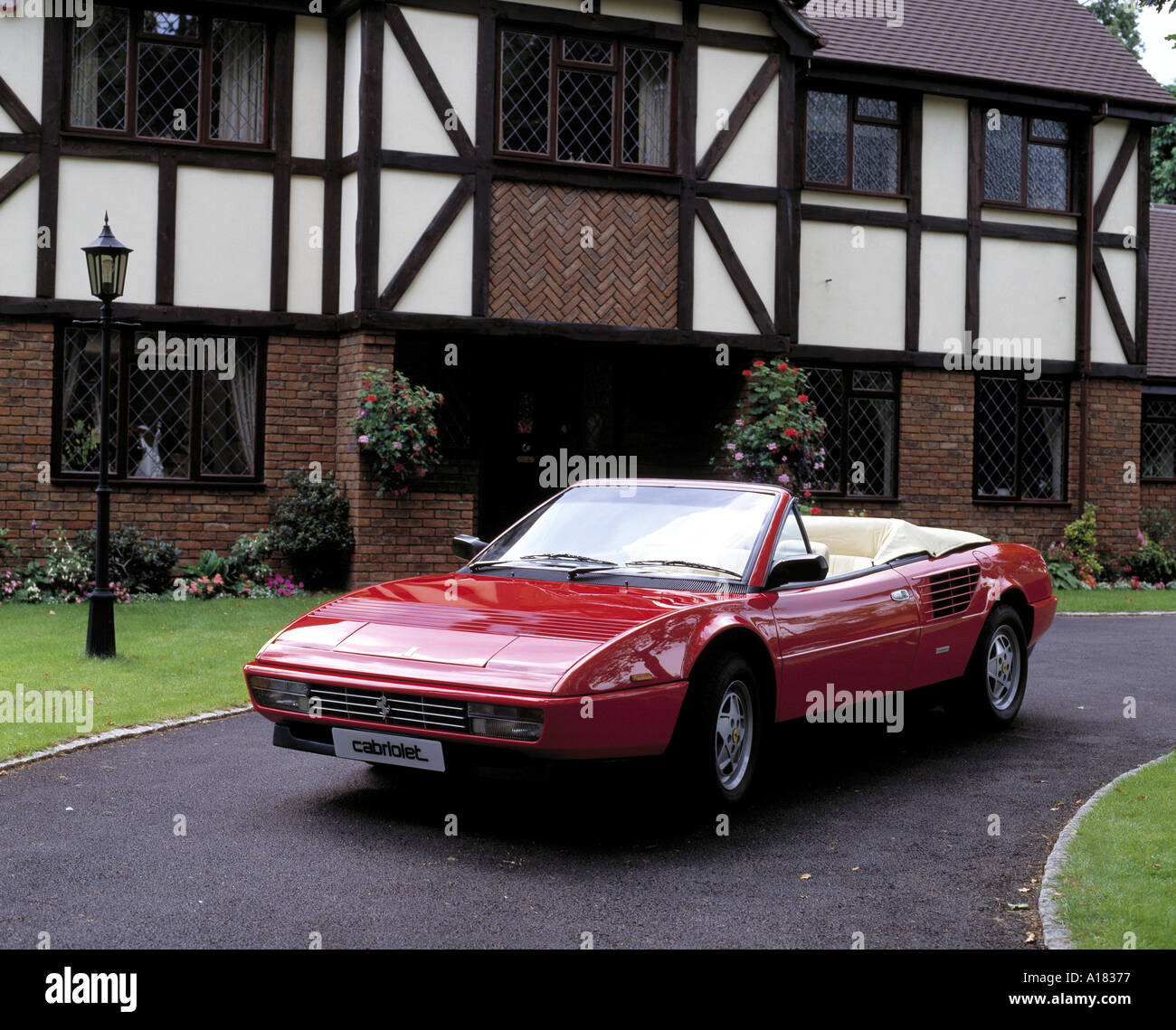 Red ferrari cabrio -Fotos und -Bildmaterial in hoher Auflösung – Alamy