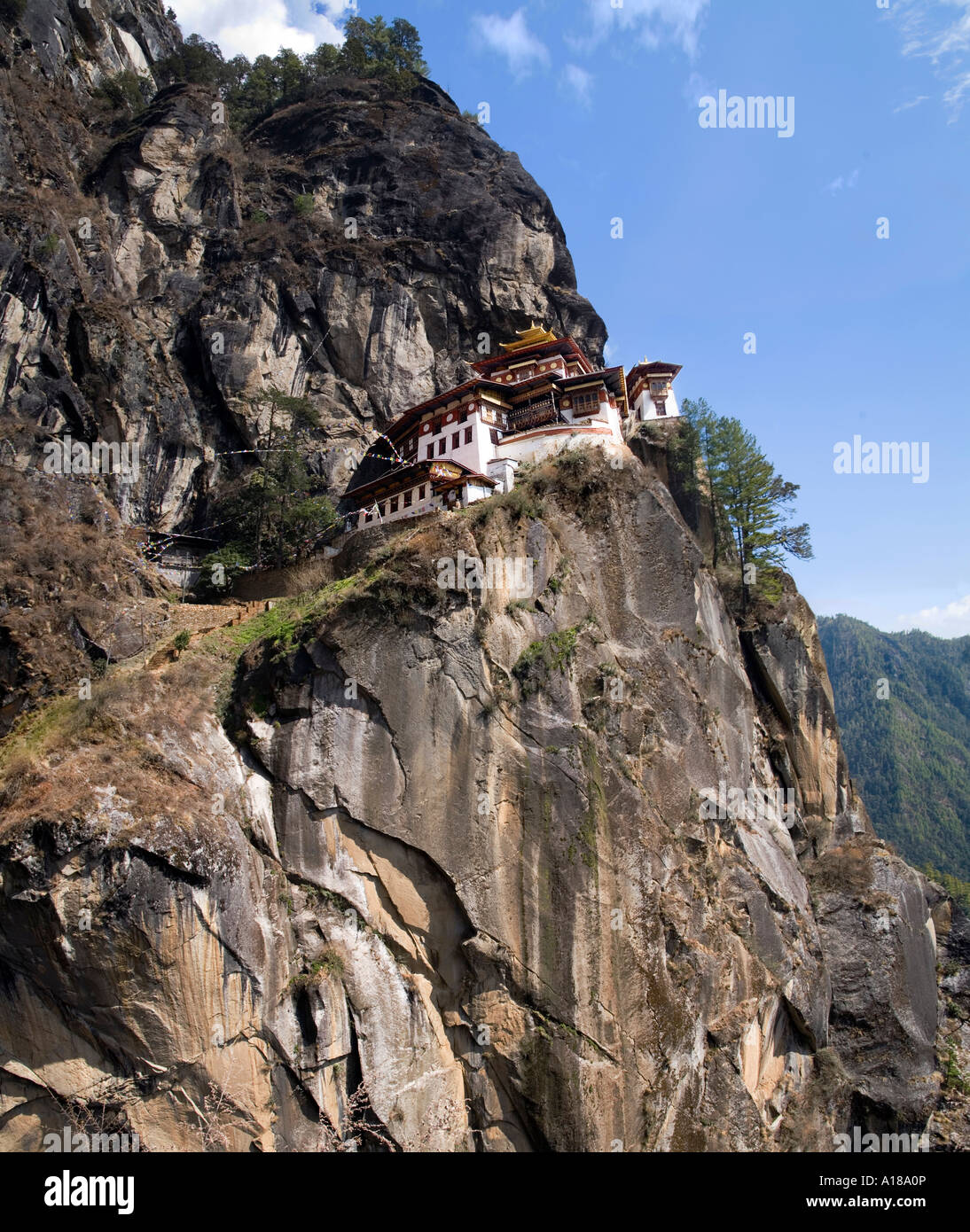 Der Tiger Nest Monastery.Perched etwa 900 Meter über dem Paro Chhu Tal ...
