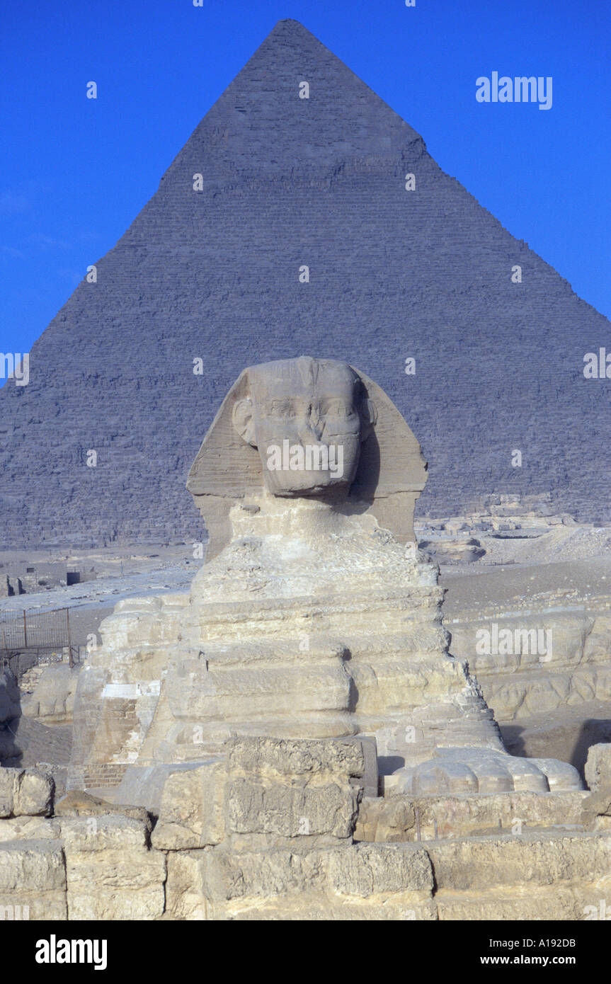 Sphinx mit der Pyramide von Khafre hinter Gizeh Kairo Ägypten ...