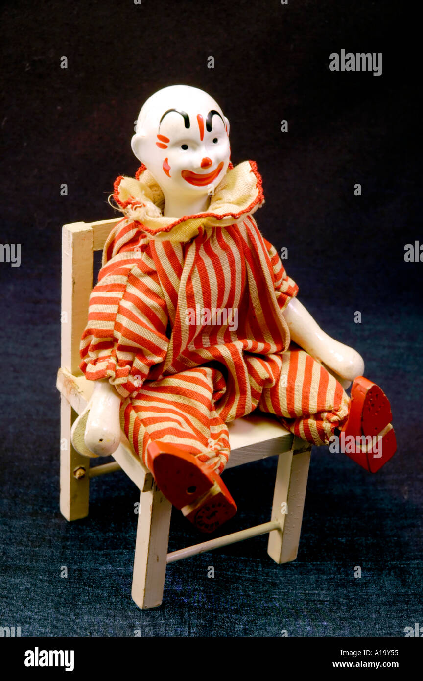 Clown im stuhl sitzen -Fotos und -Bildmaterial in hoher Auflösung – Alamy