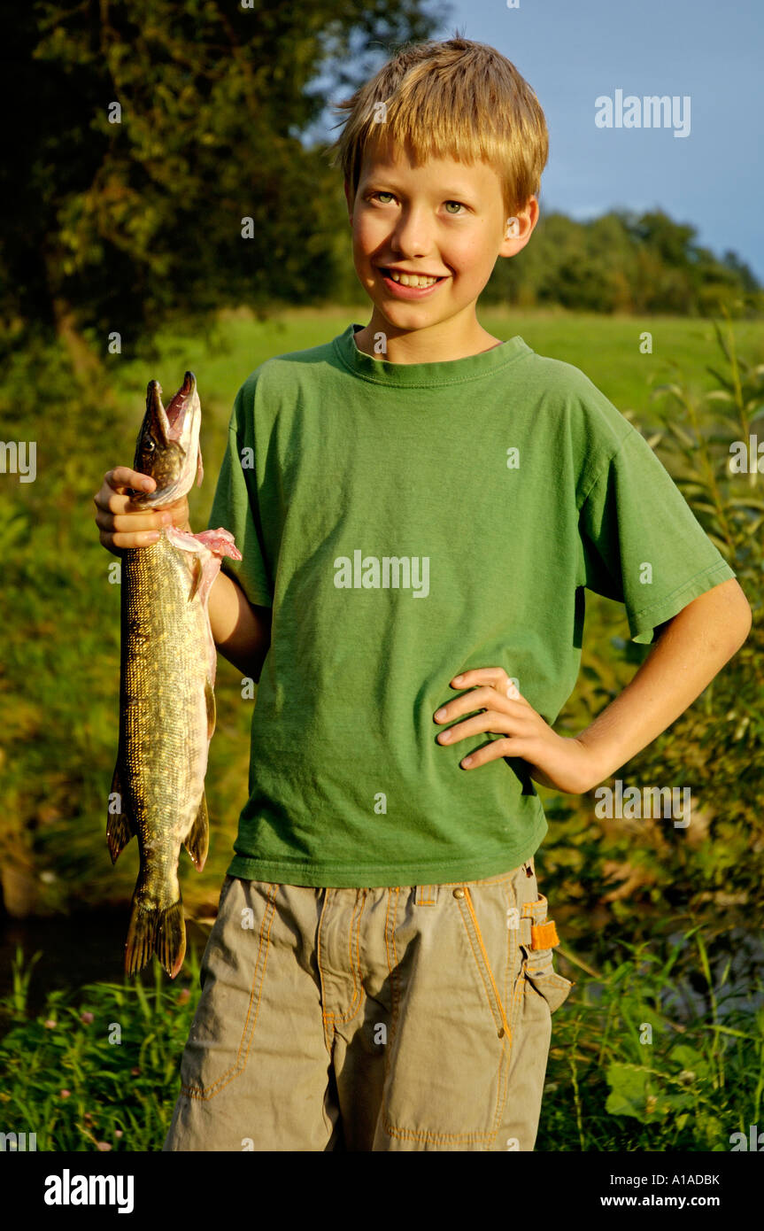 Junge, Eleven-Year-Old, hält stolz einen Fisch-Hecht, dass er sich ...