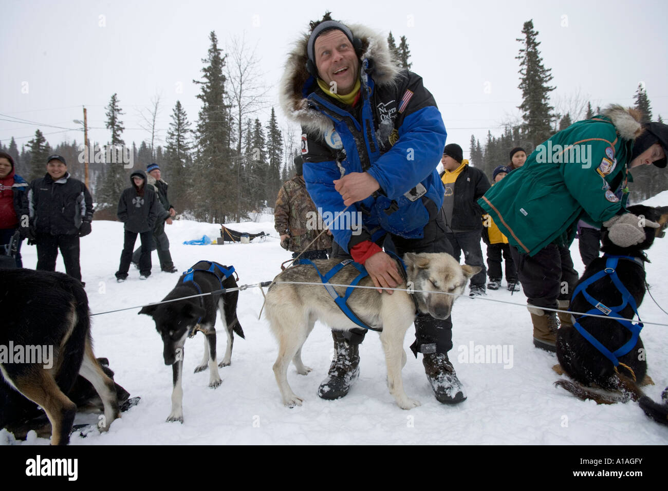 USA Alaska Anvik Musher Martin Buser lächelt mit seinem Hundeteam nach ...