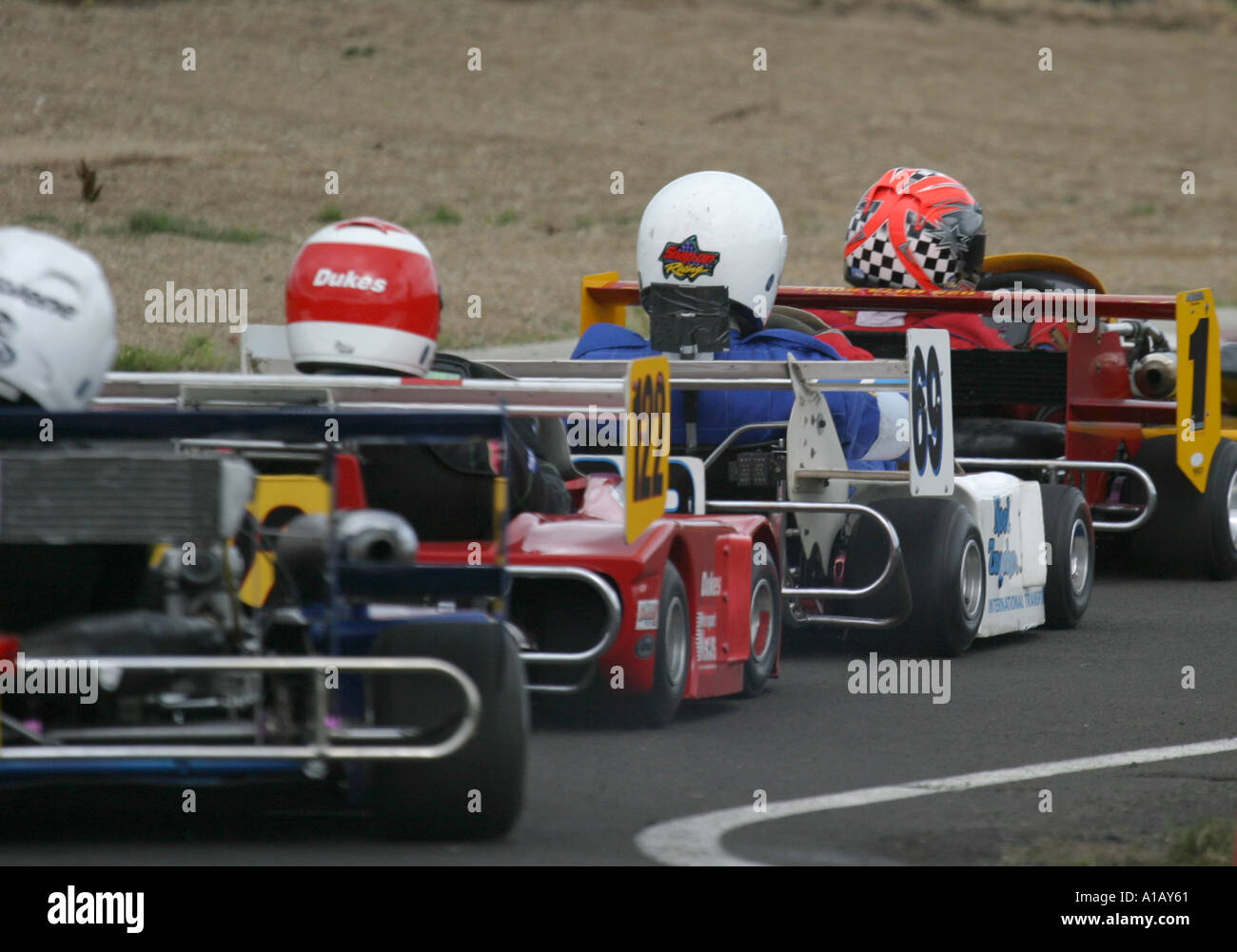Karts in einer reihe -Fotos und -Bildmaterial in hoher Auflösung – Alamy
