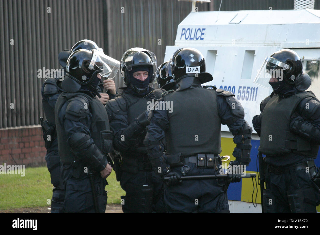Polizei PSNI riot Squad-Mitgliedern in Diskussion am Landrover vor der ...
