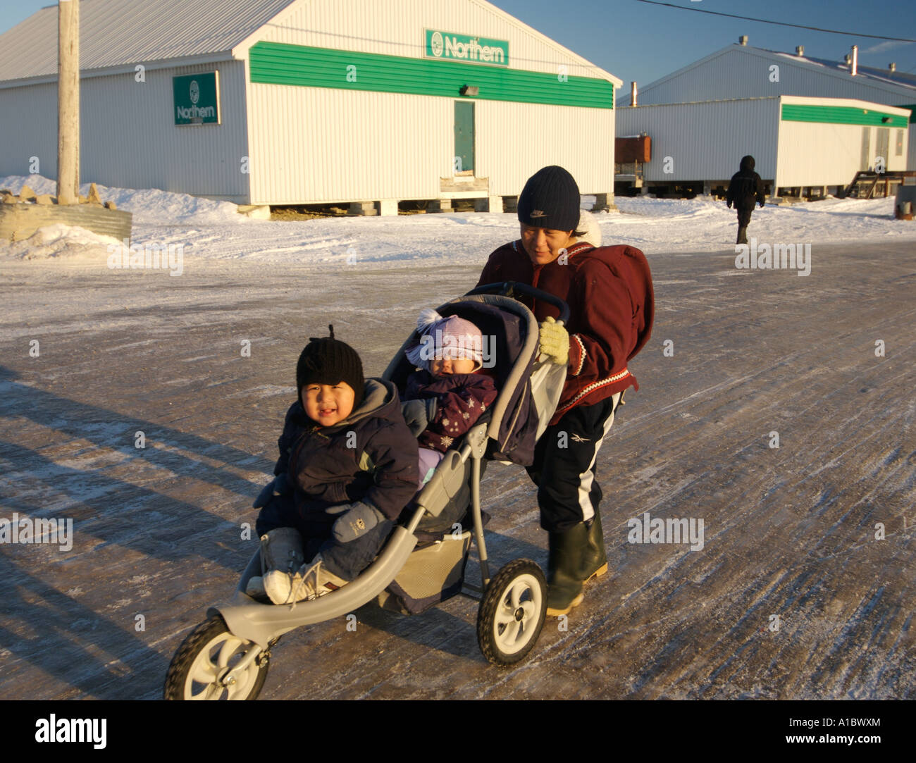 Inuit-Mutter mit drei Kindern 11Igloolik oder Iglulik Nunavut ...