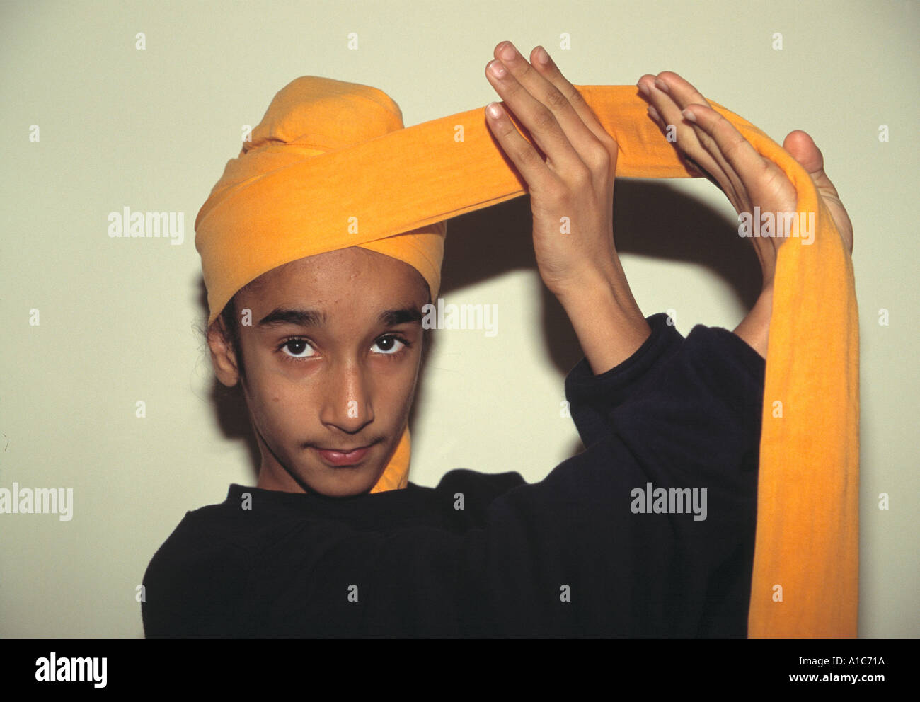 Ein Sikh-Jugendlicher, der den Turban bindet, der von allen Sikh ...