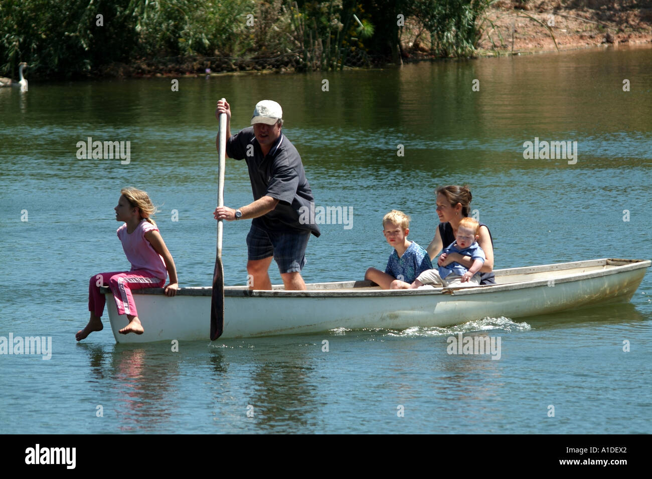 Bootfahren Familie Eltern mit Kindern im Ruderboot Sommerausflug auf ...