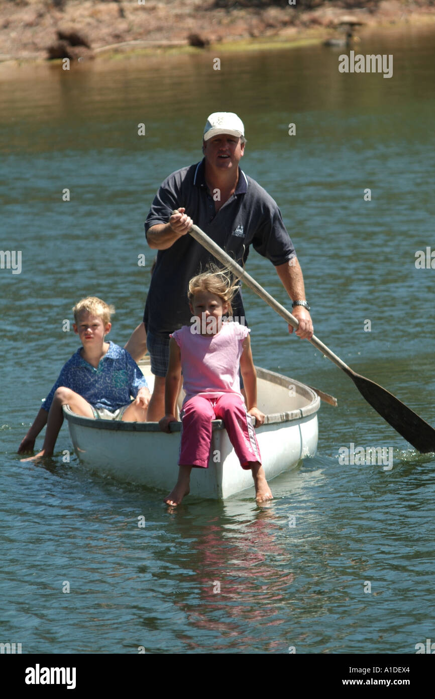Bootfahren Familienvater Paddeln mit Kindern im Ruderboot Sommerausflug ...