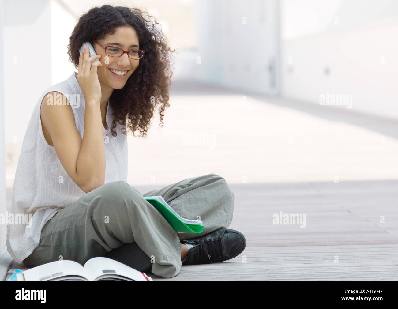 Jugendliche sprechen auf handys Stockfotos und -bilder Kaufen - Alamy