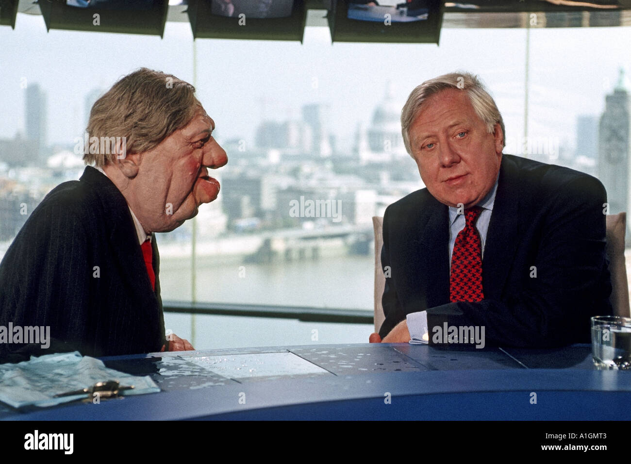 Roy Hattersley trifft seine Spitting Image Puppe PER0110 ...