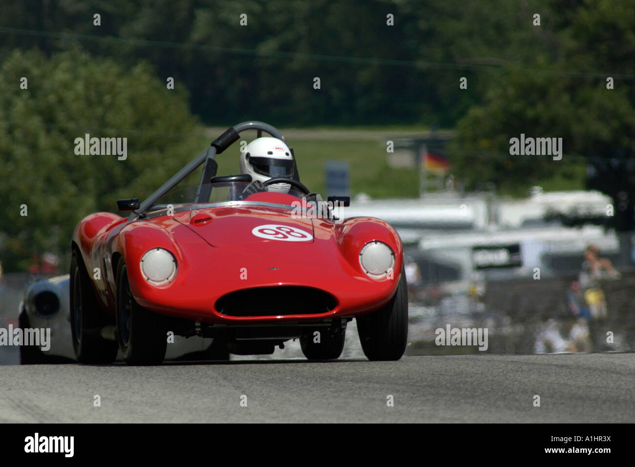 Bill Hart Rennen seinen 1957 Devin Triumph bei der Kohler International ...