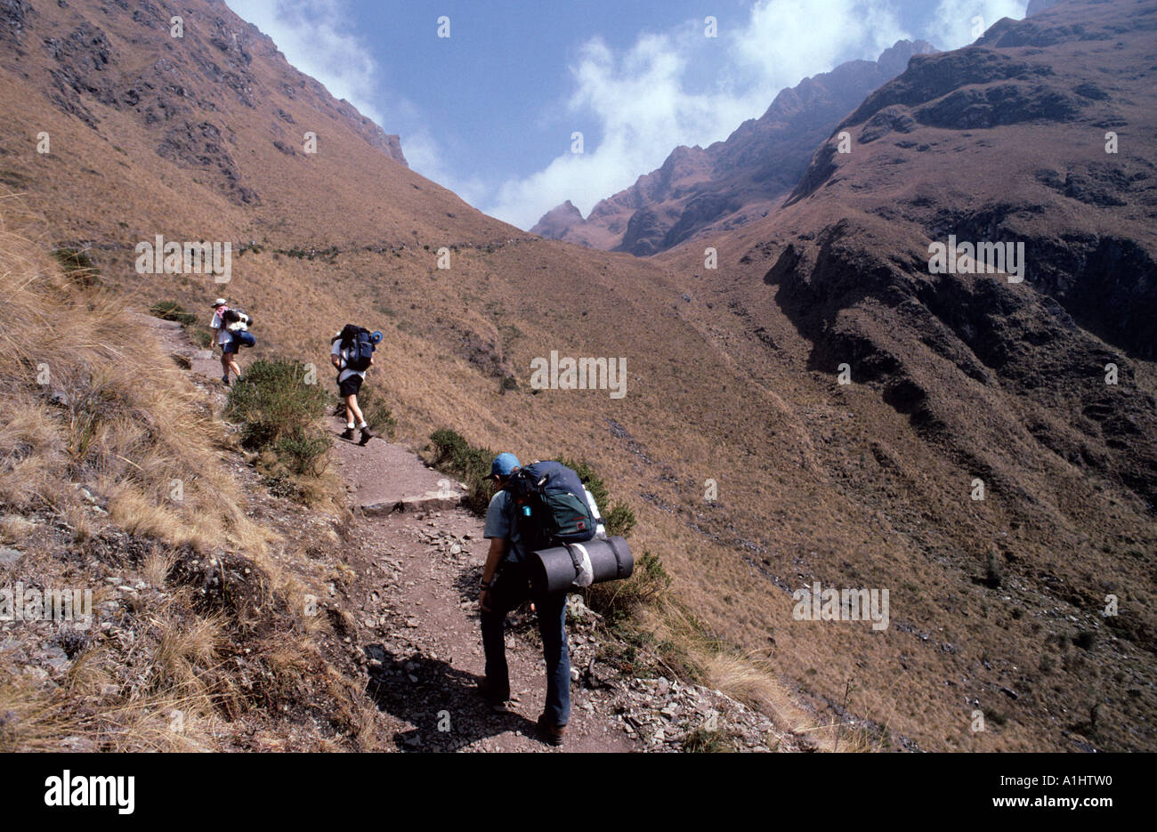 Ökotouristen wandern über den Pass der toten Frau des höchsten Punkts ...