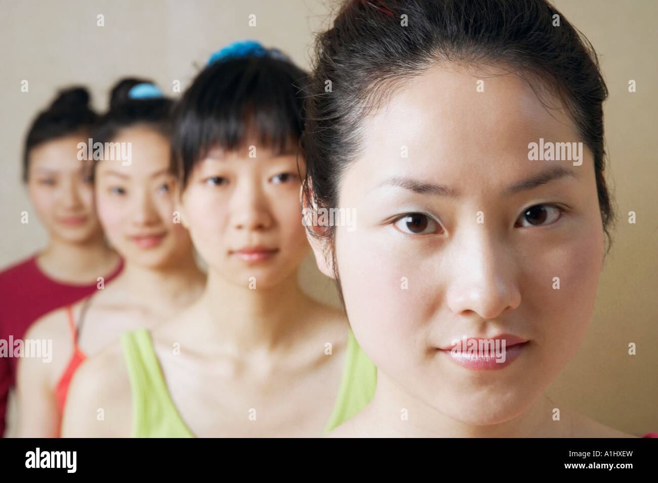 Frauen in einer reihe -Fotos und -Bildmaterial in hoher Auflösung – Alamy