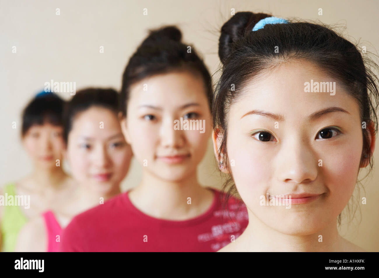 Frauen in einer reihe -Fotos und -Bildmaterial in hoher Auflösung – Alamy