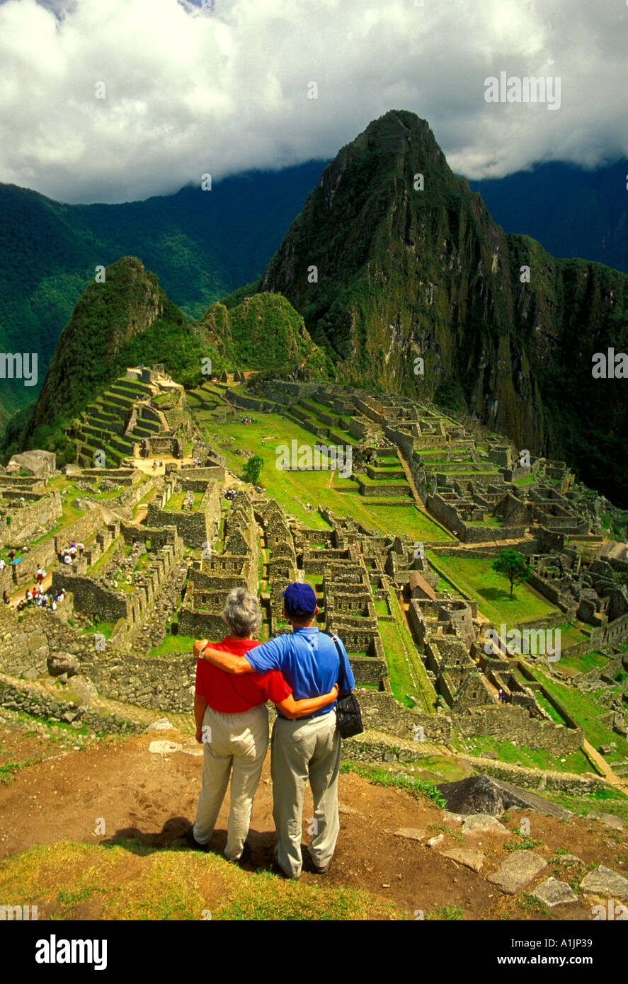 Leute, Touristen in Machu Picchu aka Die Verlorene Stadt der Inkas ein Inka aus der Inca Empire ...
