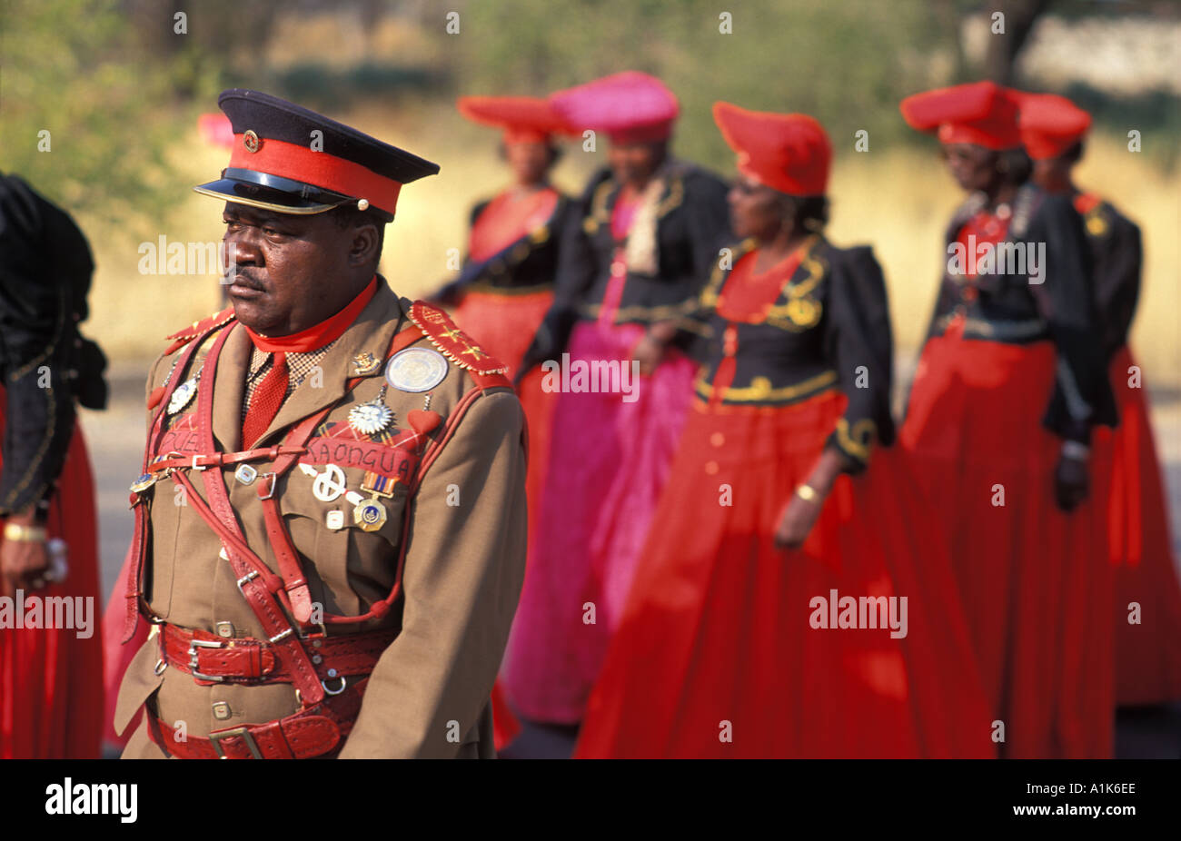 Herero-Frauen tragen traditionelle Kleidung in einer Prozession für die ...