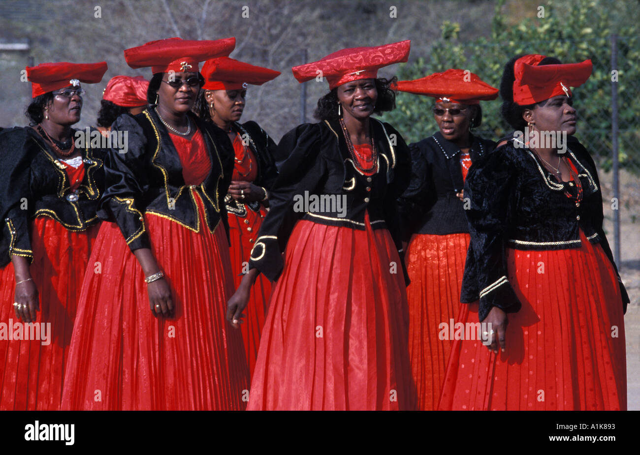 Herero-Frauen tragen traditionelle Kleidung in einer Prozession für die ...