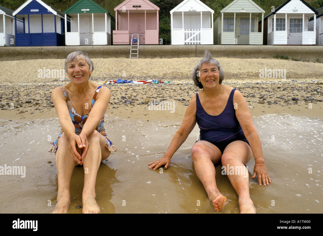 Alte frauen am strand -Fotos und -Bildmaterial in hoher Auflösung – Alamy
